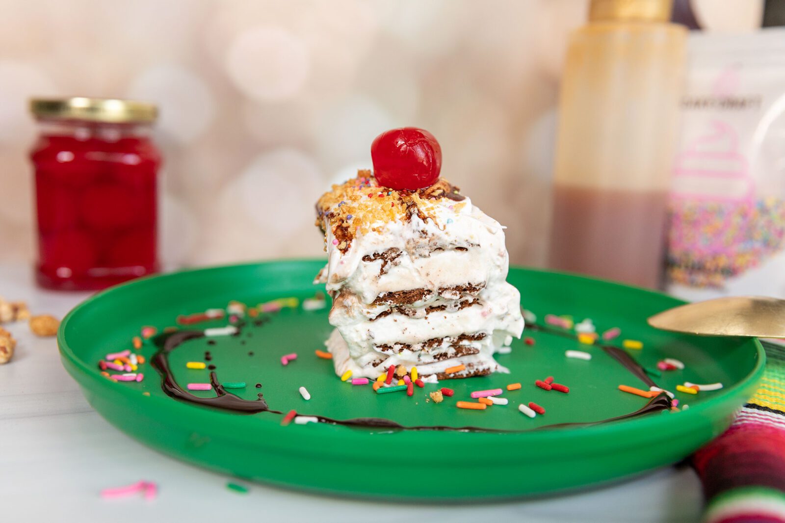 Easy Ice Cream Sundae Cake - The Super Mom Life